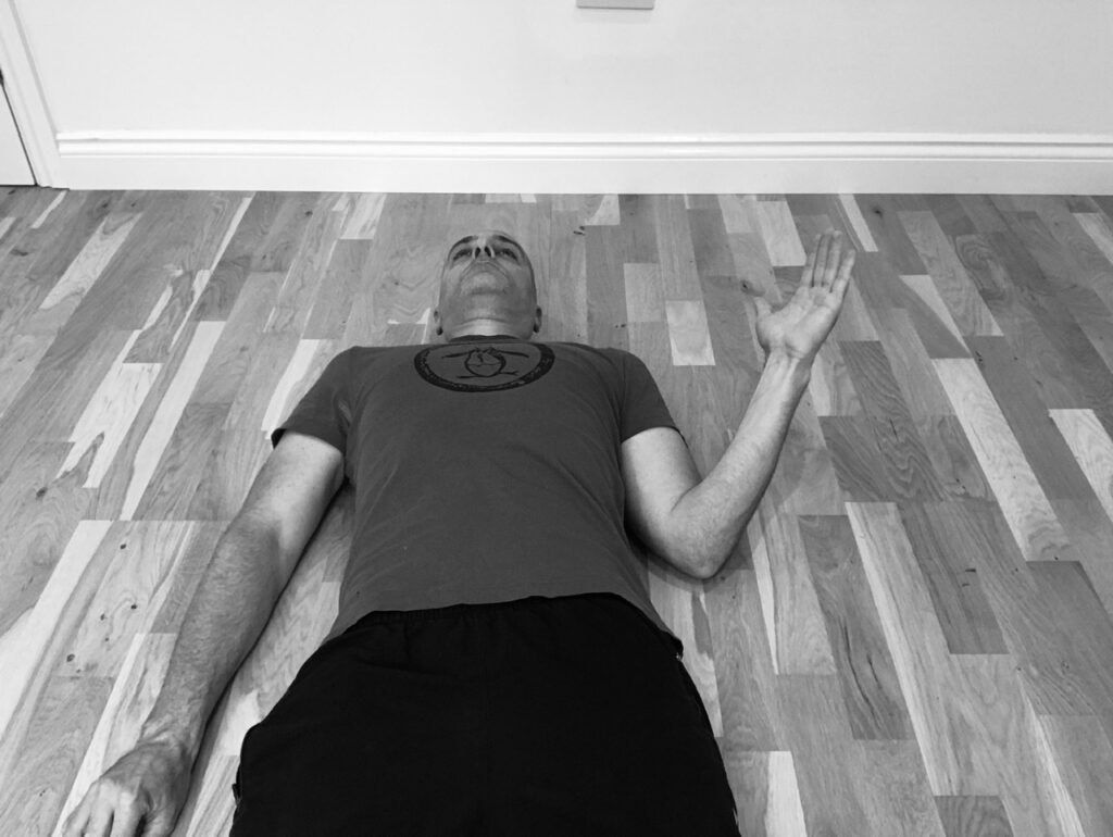 What causes frozen shoulder and the best exercises to help you recover ...